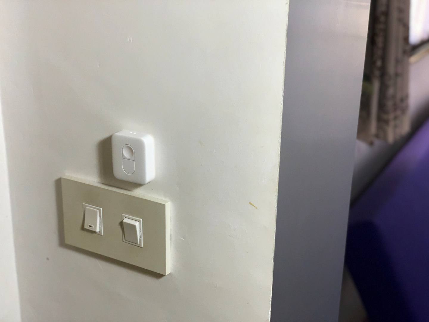 【SwitchBotリモートボタンレビュー】スイッチ1つでかんたん操作！照明やカーテンを遠隔操作しよう。 | HUGBLO