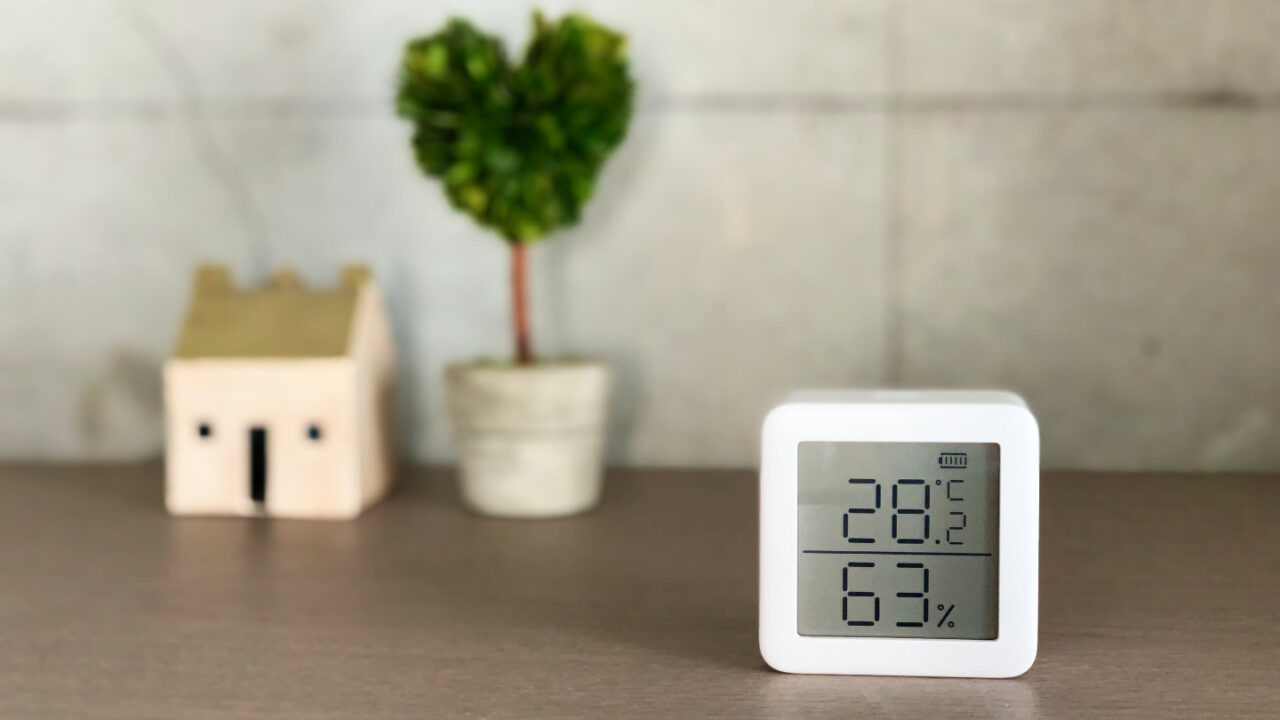【SwitchBot温湿度計レビュー】外からも温湿度をチェック！エアコンとの連動がペットのいる家庭におすすめ！｜Hugblo（ハグブロ）｜Macbook・iPhone・スマートホーム