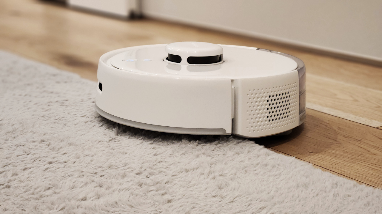 【SwitchBot ロボット掃除機 K10+ レビュー】世界最小クラスのロボット掃除機が登場！机や椅子の下もバッチリ清掃できる！ | HUGBLO