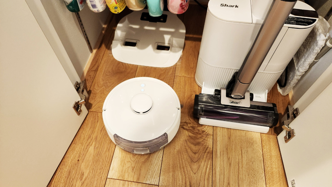 【SwitchBot ロボット掃除機 K10+ レビュー】世界最小クラスのロボット掃除機が登場！机や椅子の下もバッチリ清掃できる！ | HUGBLO