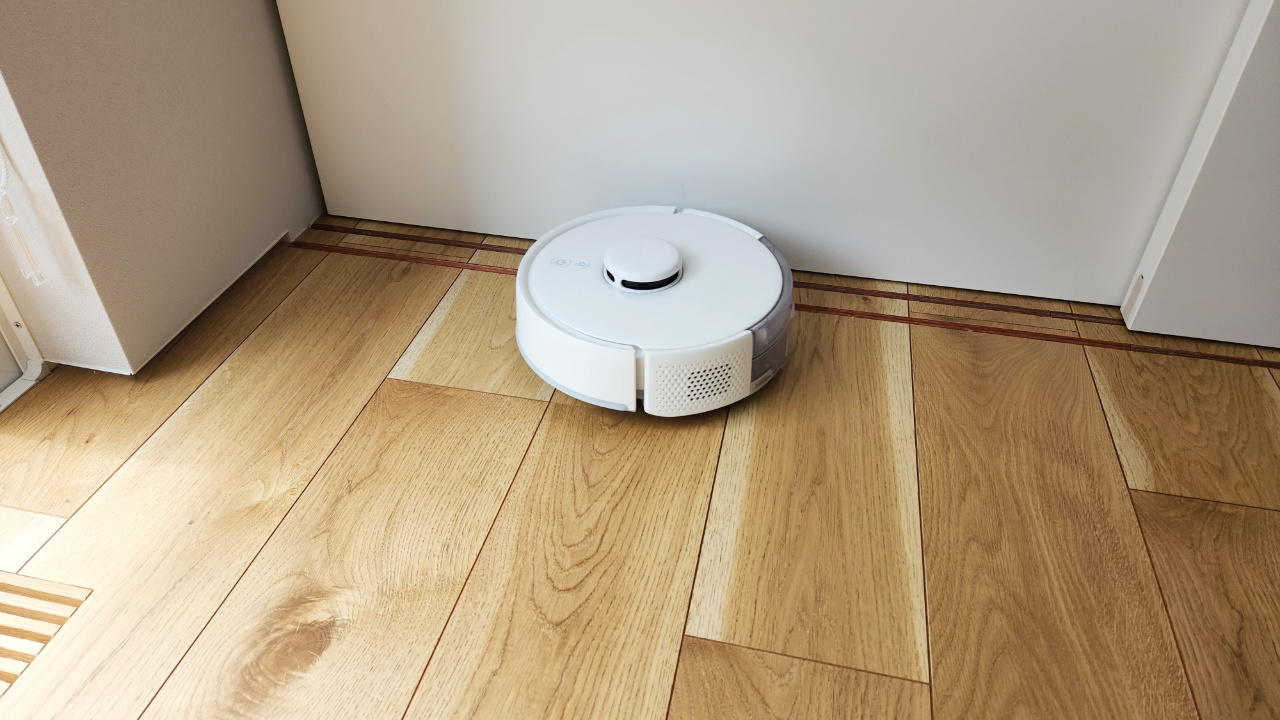 【SwitchBot ロボット掃除機 K10+ レビュー】世界最小クラスのロボット掃除機が登場！机や椅子の下もバッチリ清掃できる！ | HUGBLO