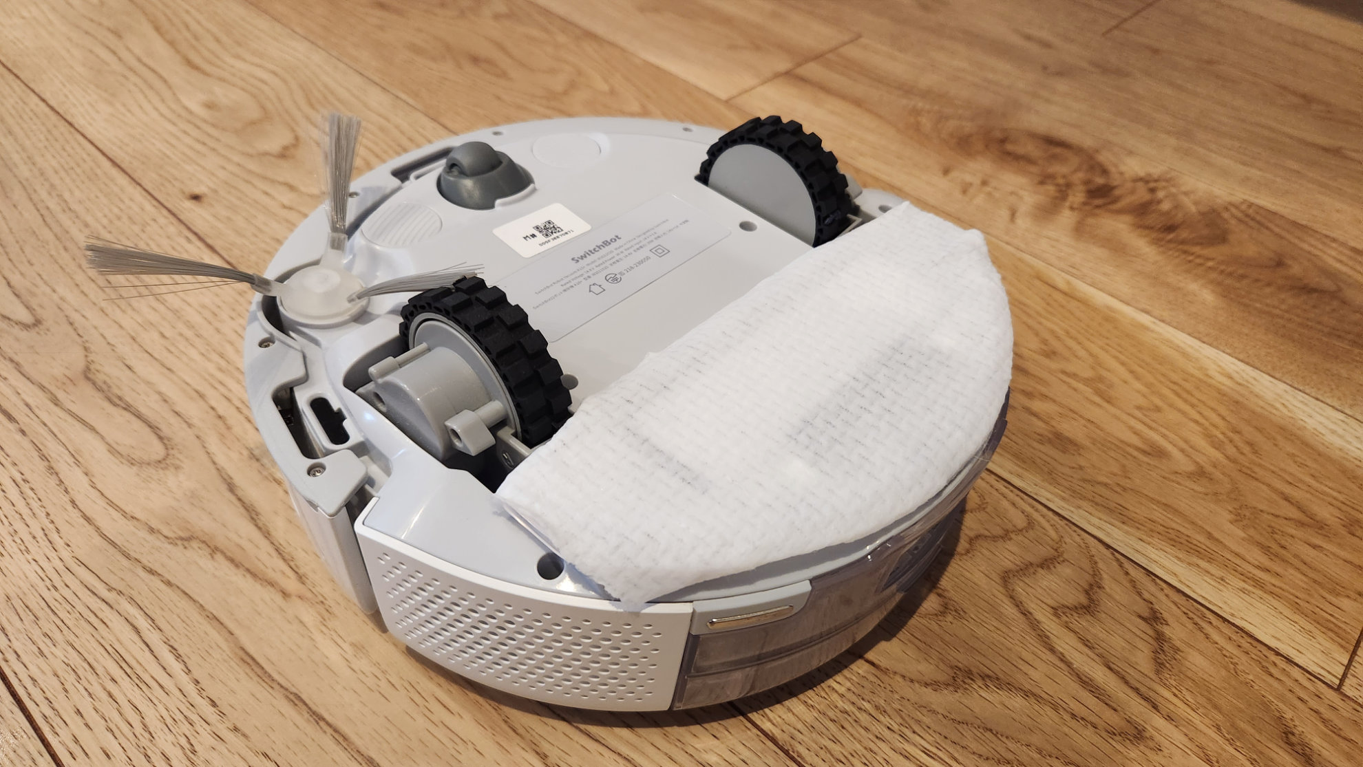 【SwitchBot ロボット掃除機 K10+ レビュー】世界最小クラスのロボット掃除機が登場！机や椅子の下もバッチリ清掃できる！ | HUGBLO