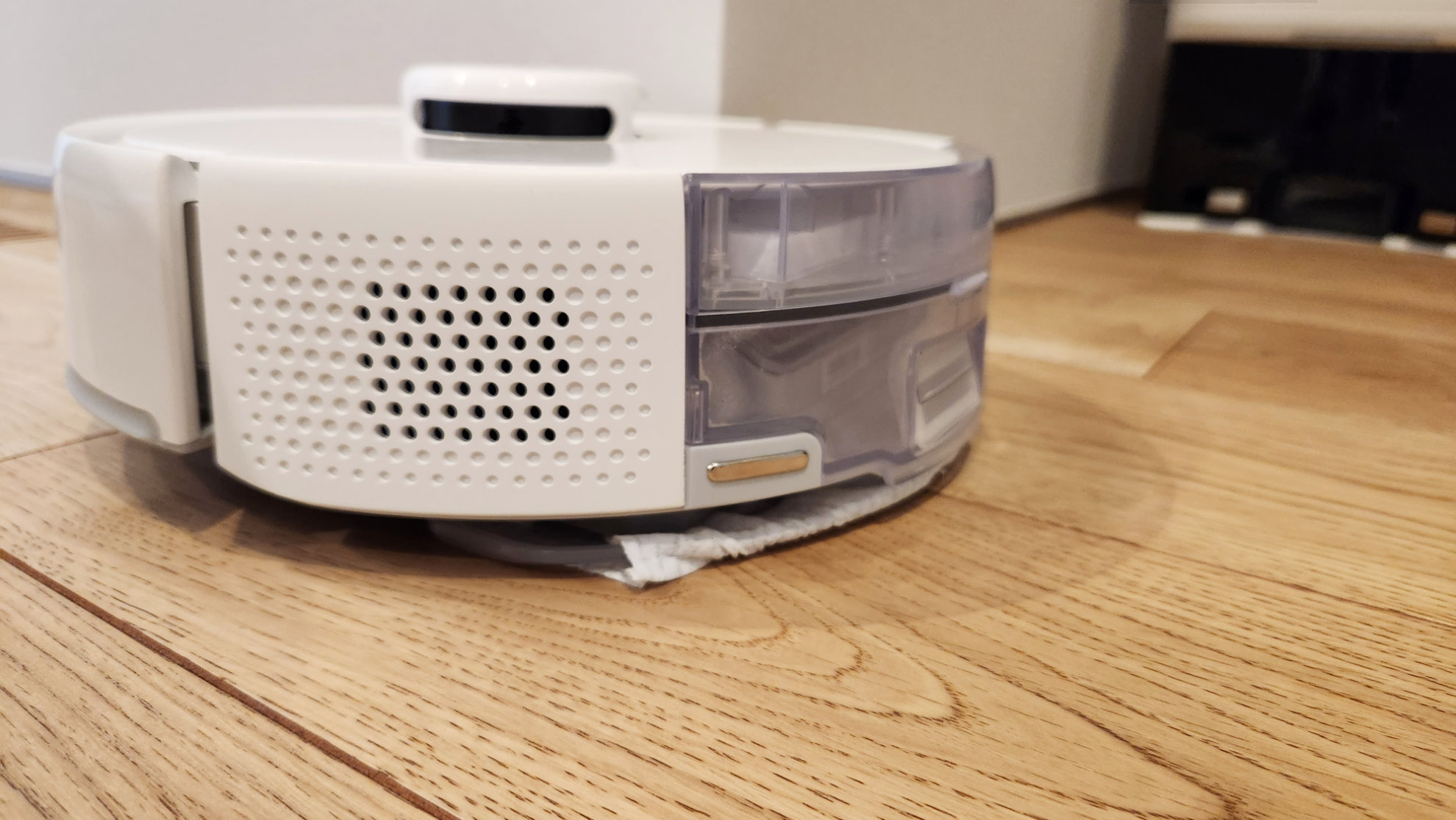 【SwitchBot ロボット掃除機 K10+ レビュー】世界最小クラスのロボット掃除機が登場！机や椅子の下もバッチリ清掃できる！ | HUGBLO