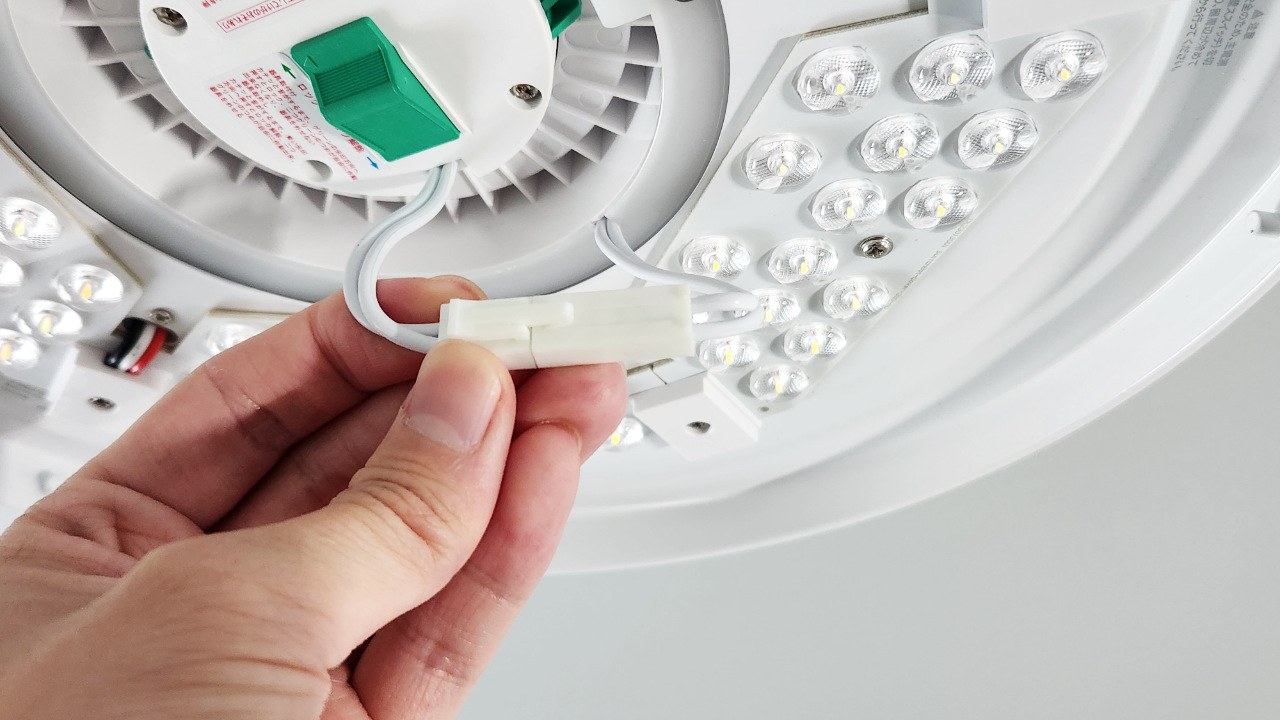 【SwitchBotシーリングライト レビュー】スマホアプリで操作できる！AIスピーカー対応のシーリングライト | HUGBLO