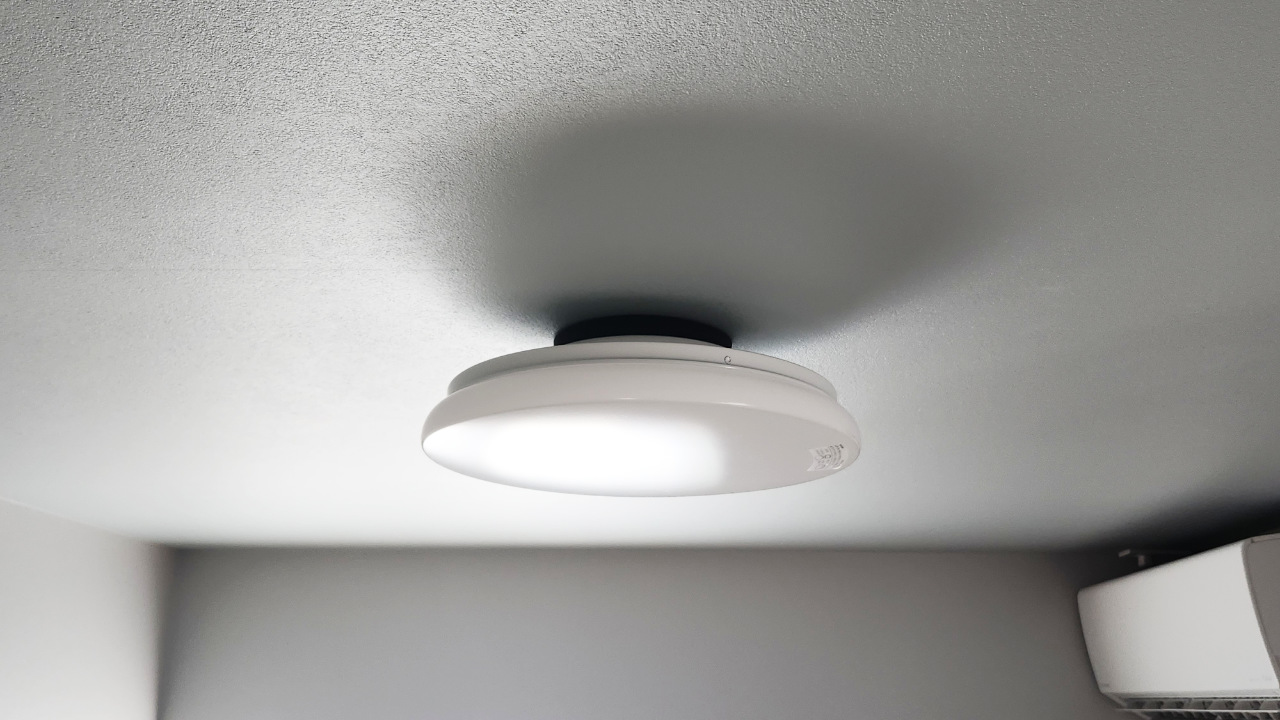 【SwitchBotシーリングライト レビュー】スマホアプリで操作できる！AIスピーカー対応のシーリングライト | HUGBLO