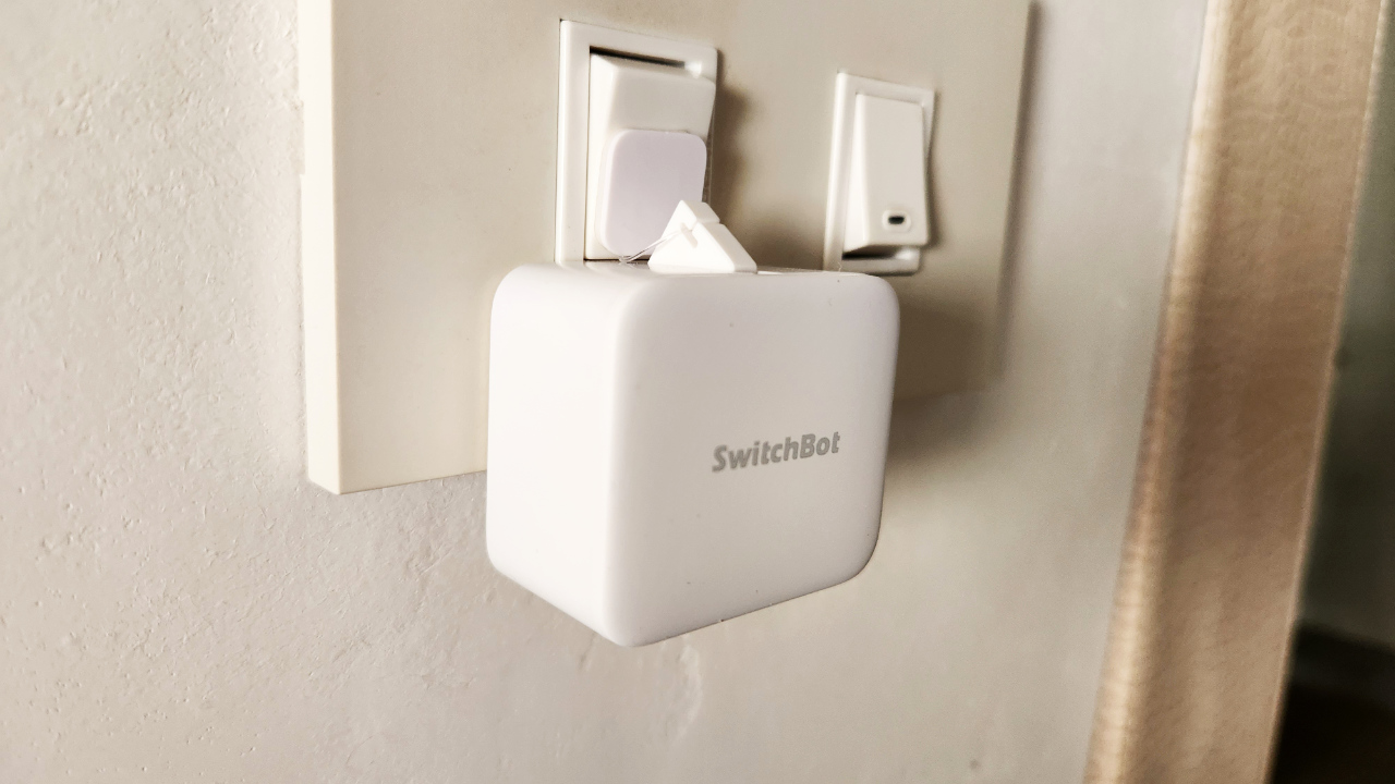 【SwitchBotボット レビュー】生活の質が変わる！物理スイッチを遠隔操作できるようにする指ロボット｜活用事例も紹介 | HUGBLO