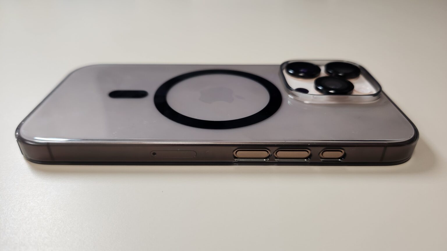 【CASEFINITE THE INVISIBLE AIR レビュー】薄さと透明感で魅せる。美しすぎるiPhone16 Pro クリアケース ...